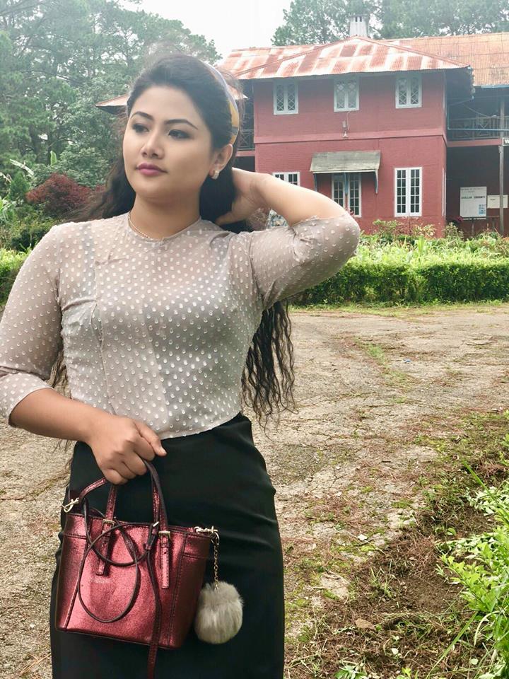 မြန်မာဝတ်စုံလေးနဲ့ လှယဉ်ကျေးမယ်မလေးတစ်ယောက်အလား ထင်မှတ်ရတဲ့ မေပန်းချီ Myanmarload