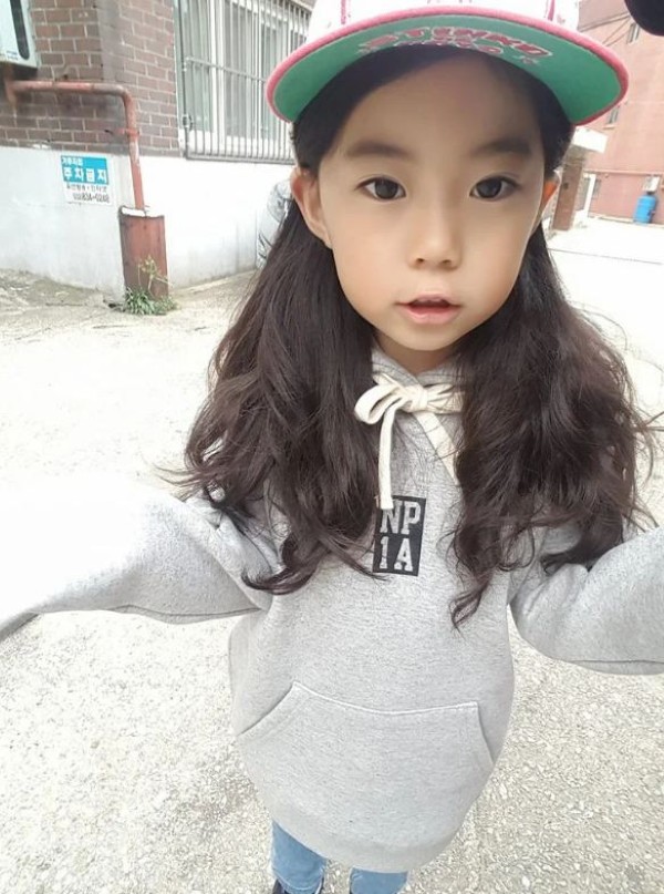 នៅចាំក្មេងស្រី Cute ម្នាក់នេះទេ? ពេលនេះនាងធំហើយ ...