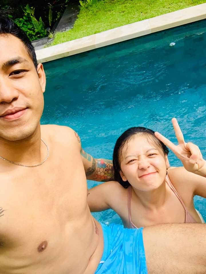 ကမ်းခြေမှာနေပူဆာလှုံရင်း မျက်မှန်တစ်လက်စီနဲ့အထာကျကျပို့စ်ပေးနေကြတဲ့ ရွှေရွှေတို့စုံတွဲလေး ...