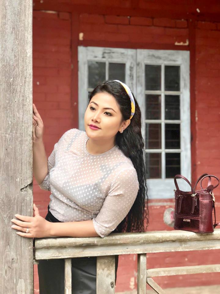 မြန်မာဝတ်စုံလေးနဲ့ လှယဉ်ကျေးမယ်မလေးတစ်ယောက်အလား ထင်မှတ်ရတဲ့ မေပန်းချီ Myanmarload