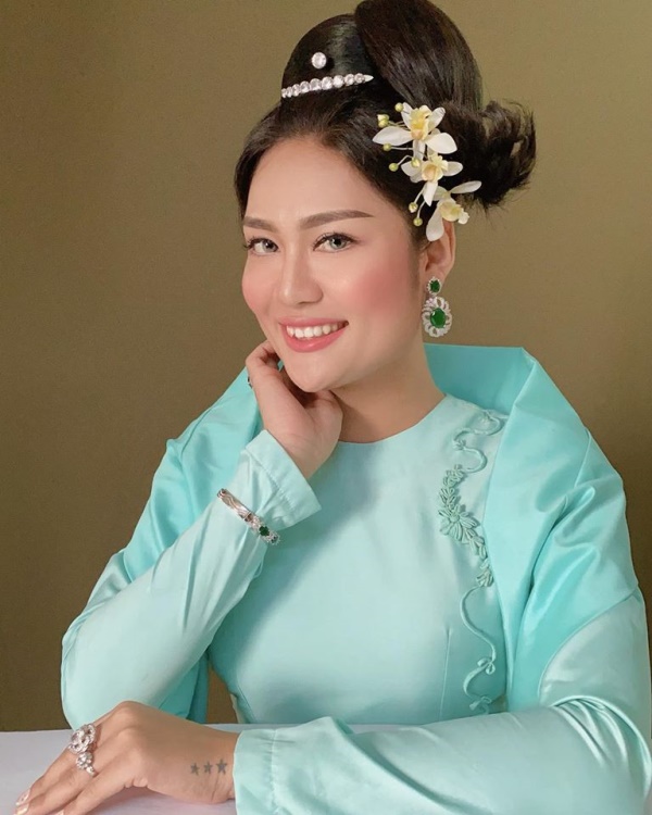 မခို့တရို့ အပြုံးလေးတွေနဲ့ ပုရိသပရိသတ်တွေကို ညှို့ယူဖမ်းစားလိုက်ပြန်တဲ့ မော်ဒယ်လ် စစ်ပိုးအိမ ...