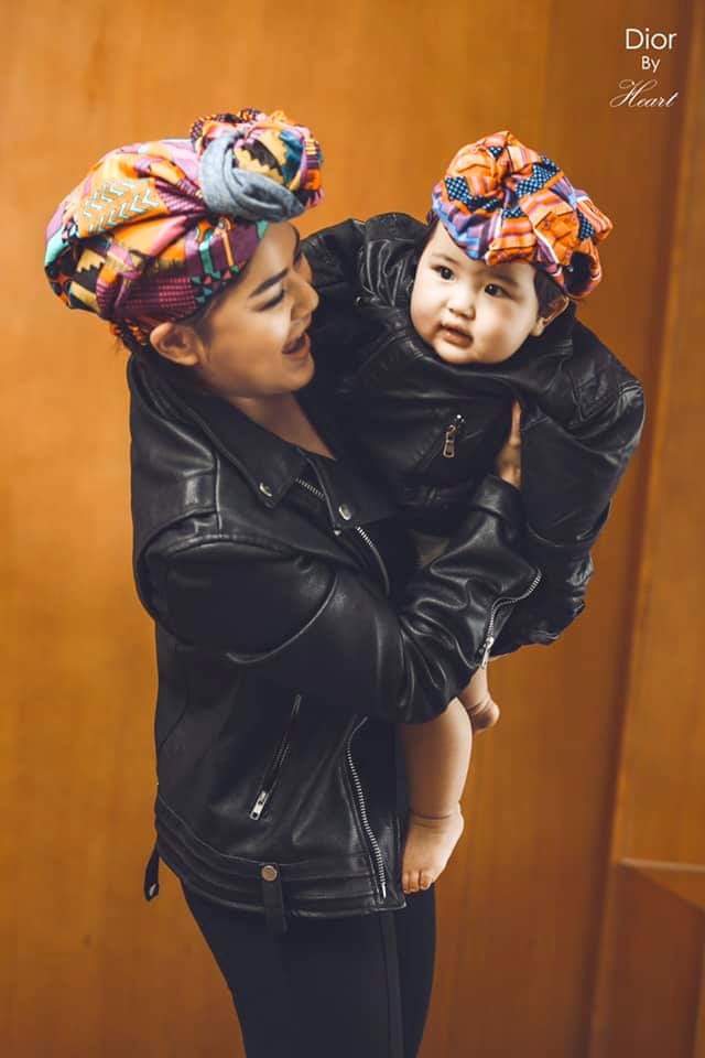 မေမေနဲ့အင်္ကျီဆင်တူလေးဝတ်ပြီး နှုတ်ခမ်းလေးကိုအသည်းယားစရာကောင်းအောင်ထော