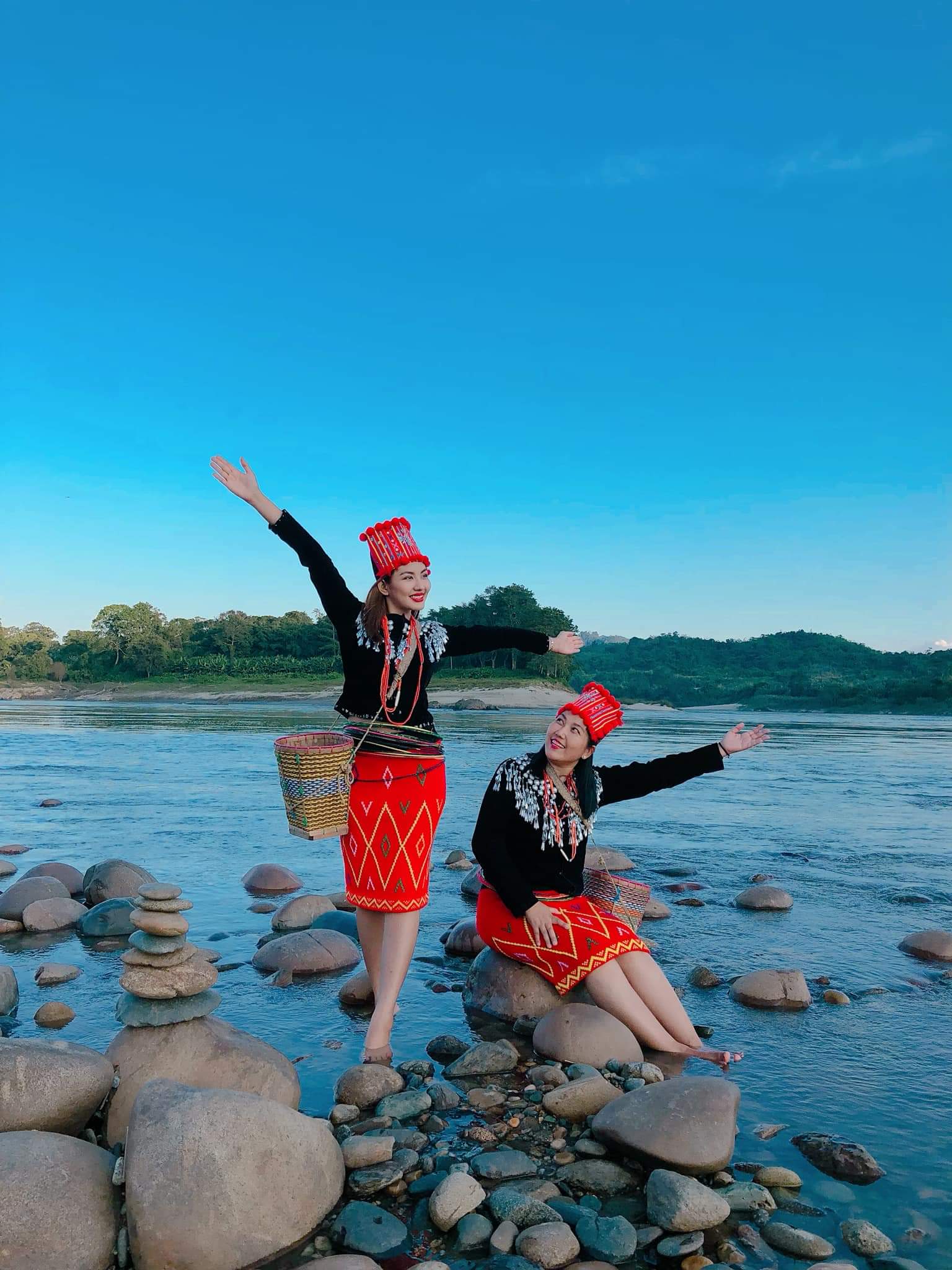 မြစ်ဆုံမှာ ကချင်တိုင်းရင်းသူလေးတွေအဖြစ် ထင်မှားသွားအောင် အမြင်အာရုံတ