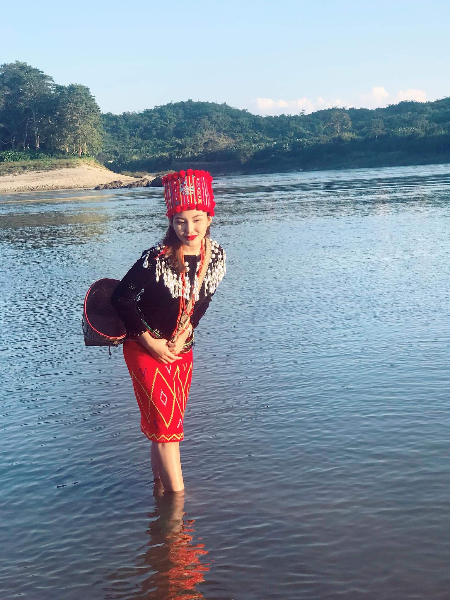 မြစ်ဆုံမှာ ကချင်တိုင်းရင်းသူလေးတွေအဖြစ် ထင်မှားသွားအောင် အမြင်အာရုံတ