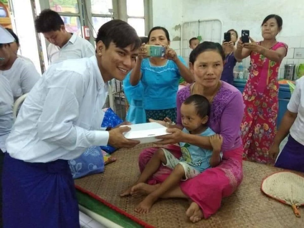 ဟင်္သာတပြည်သူဆေးရုံက လူနာတွေအတွက် လှူဒါန်းမှုများ ပြုလုပ်နေတဲ့ ဖြိုးမြတ