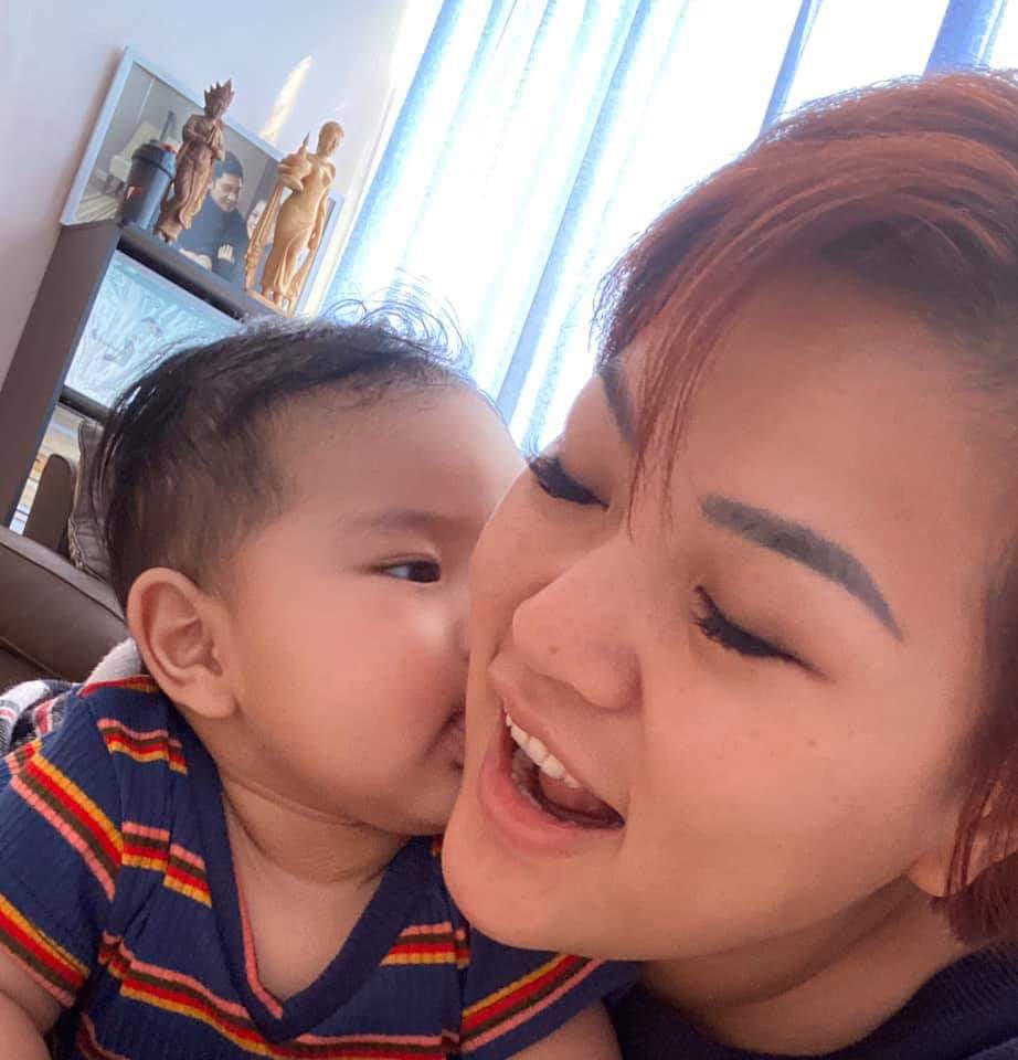 သားအမိနှစ်ယောက်ဆော့နေရင်း စတိုင်လ်အပြည့်နဲ့ ချစ်သမီးလေးကို ချစ်မဝဖြစ