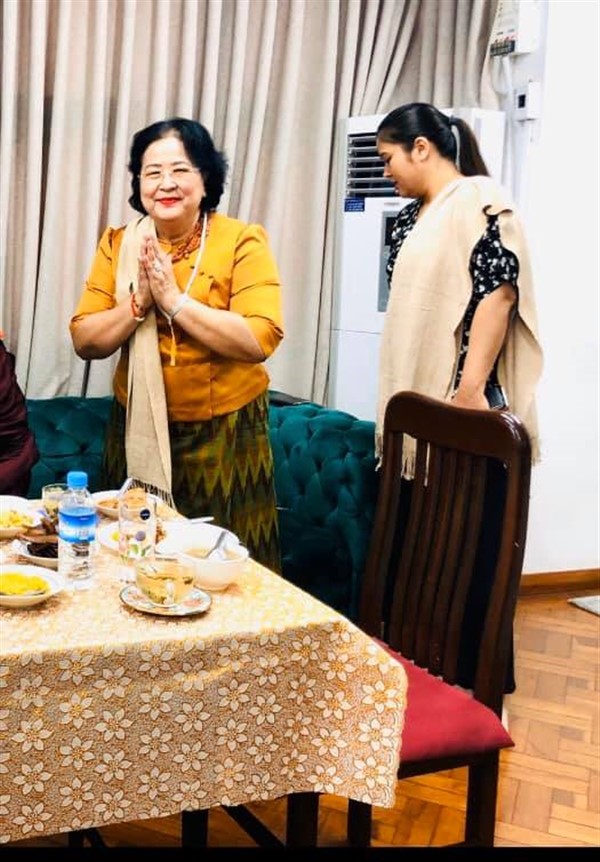 ရှေ့မှာဓာတ်ပုံရိုက်နေတဲ့မေမေ့ကို နောက်ကနေလှမ်းပုတ်ပြီး အပီအပြင်စနောက်ကျီစယ်နေတဲ့ စိုးမြတ်နန္ဒာ ...