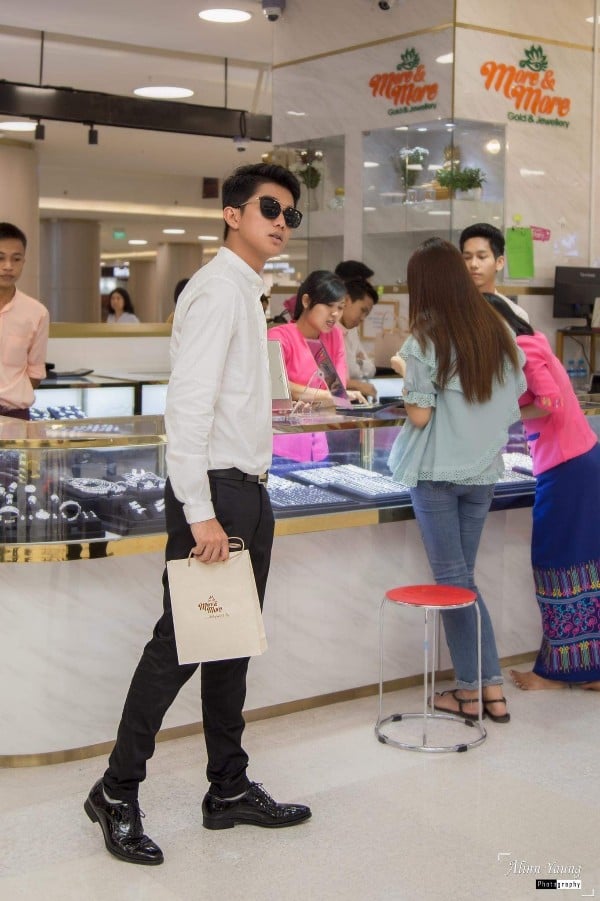 သီတင်းကျွတ်လေးမှာ ချစ်မေကြီးကို ကန်တော့ ဖို့ လက်ဆောင်လေးကို ကိုယ်တိုင