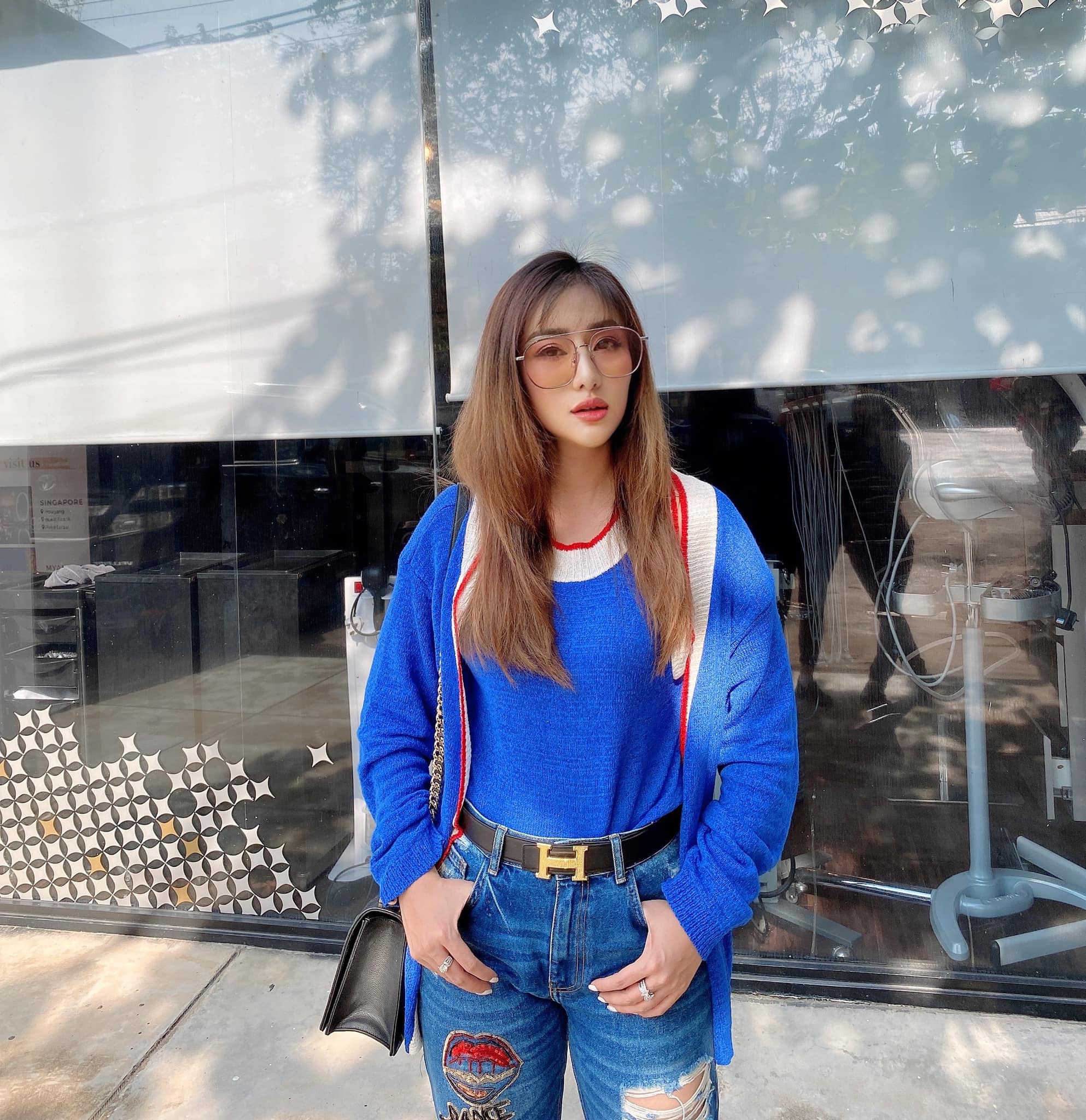 ကြော်ငြာရိုက်နေရင်းကလေးကငိုနေတာကြောင့်အိုက်တင်လုပ်လိုက်ကလေးချော့လိုက်အလုပ်တွေရှုပ်နေတဲ့ နန