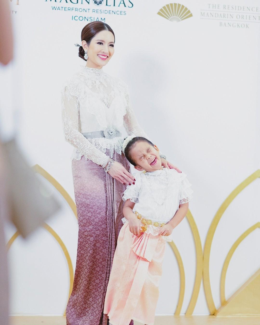 ទោះក្លាយជាស្រ្ដីមេម៉ាយ Aff taksaorn នៅតែដើរតួនាទីជាម្ដាយល្អ ធ្វើខួបកំណើតឲ្យកូនស្រី ...