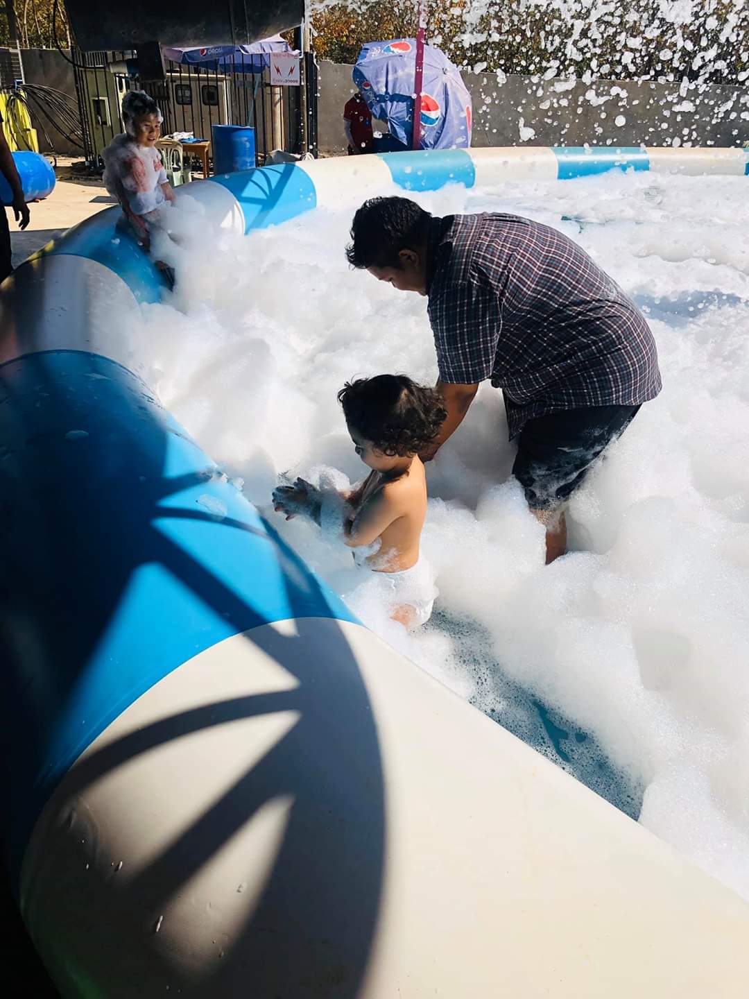 မော်လမြိုင် water worldမှာပျော်နေတဲ့ အေသင်ချိုဆွေရဲ့ သမီးလေးlvy ...