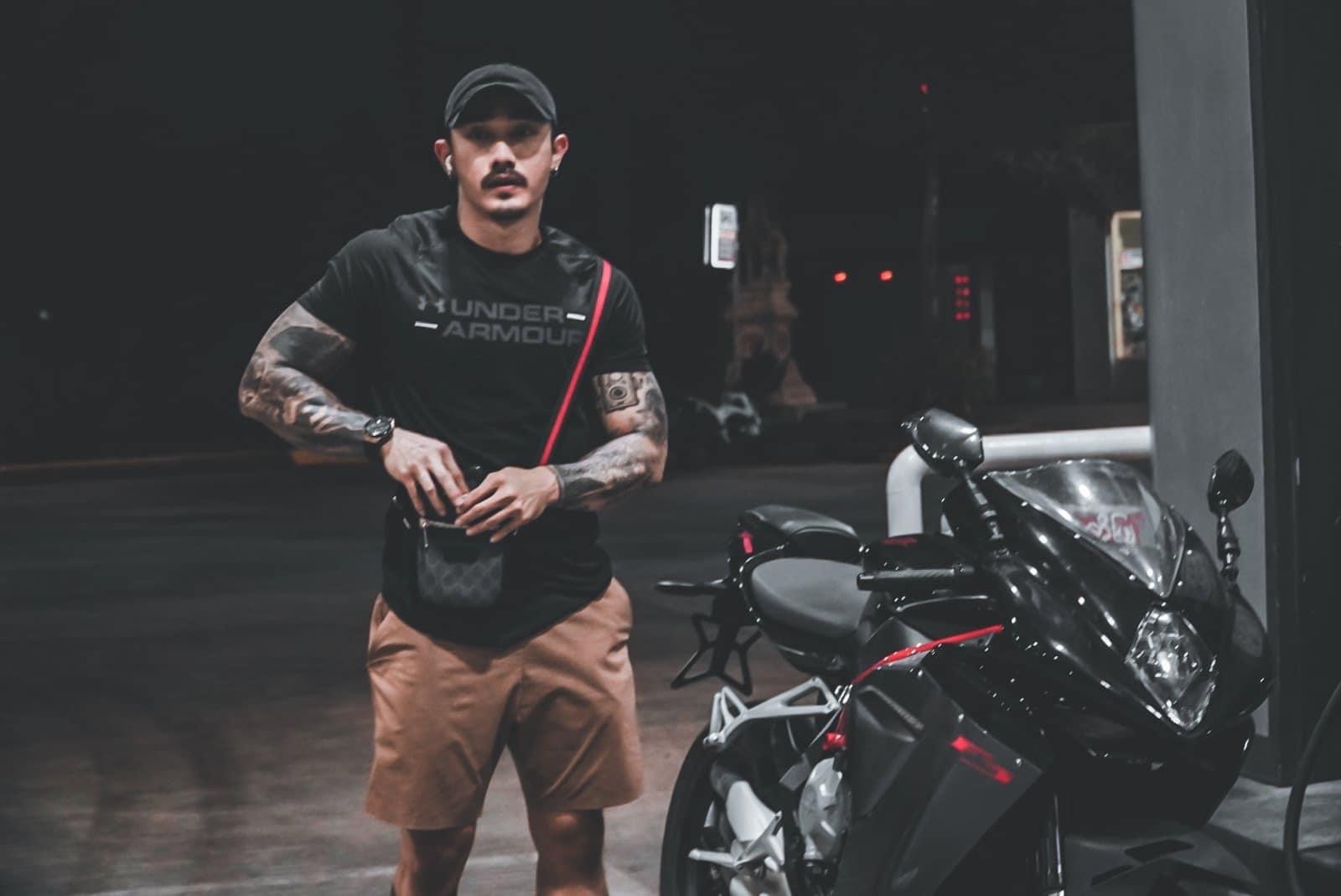 ကောင်မလေးတွေတဖြုတ်ဖြုတ်ကြွေသွားရလောက်အောင်ဆိုင်ကယ်အမိုက်စားကြီးနဲ့ ခန့ ...