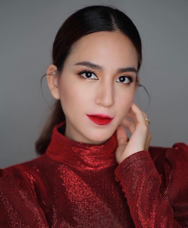 កាដូរបស់ Ploy ចេញមកខុសគេ គ្រប់គ្នាសុទ្ធតែបានបាច់ផ្កា តែនាងបែរជាបានរបស់នេះ (មានវីដេអូ ...