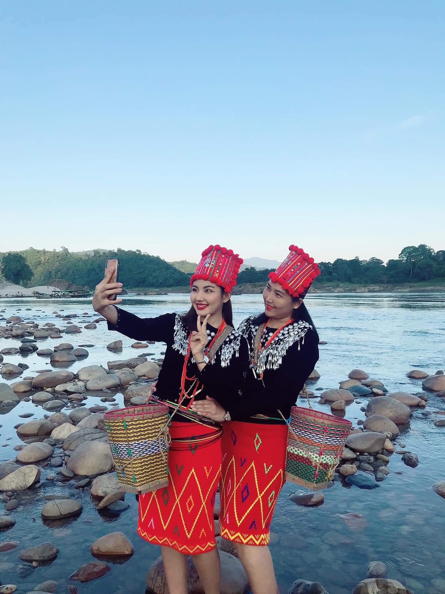မြစ်ဆုံမှာ ကချင်တိုင်းရင်းသူလေးတွေအဖြစ် ထင်မှားသွားအောင် အမြင်အာရုံတ