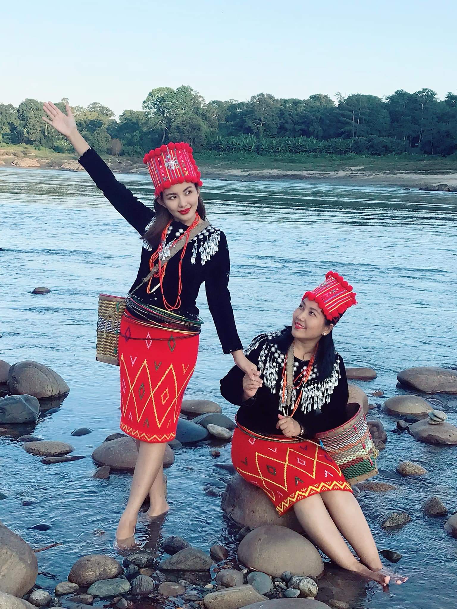 မြစ်ဆုံမှာ ကချင်တိုင်းရင်းသူလေးတွေအဖြစ် ထင်မှားသွားအောင် အမြင်အာရုံတ