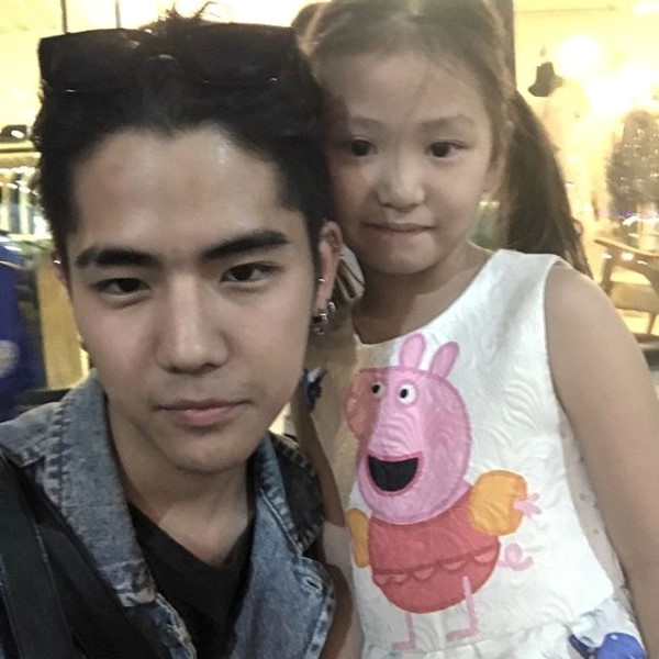 ធ្លាយរូប Nick កាលពីនៅក្មេង មើលមិនចង់ស្គាល់ ស្មានតែមនុស្សផ្សេងគ្នា! - Khmerload