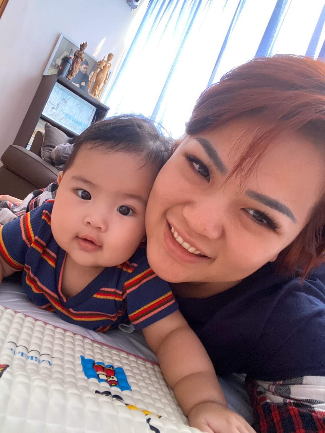 သားအမိနှစ်ယောက်ဆော့နေရင်း စတိုင်လ်အပြည့်နဲ့ ချစ်သမီးလေးကို ချစ်မဝဖြစ