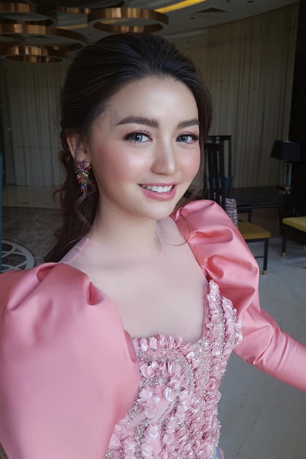 ကြော်ငြာရိုက်ကူးရန်အတွက် ခင်၀င့်ဝါလေးကိုအကောင်းဆုံးပြင်ဆင်ခြယ ...