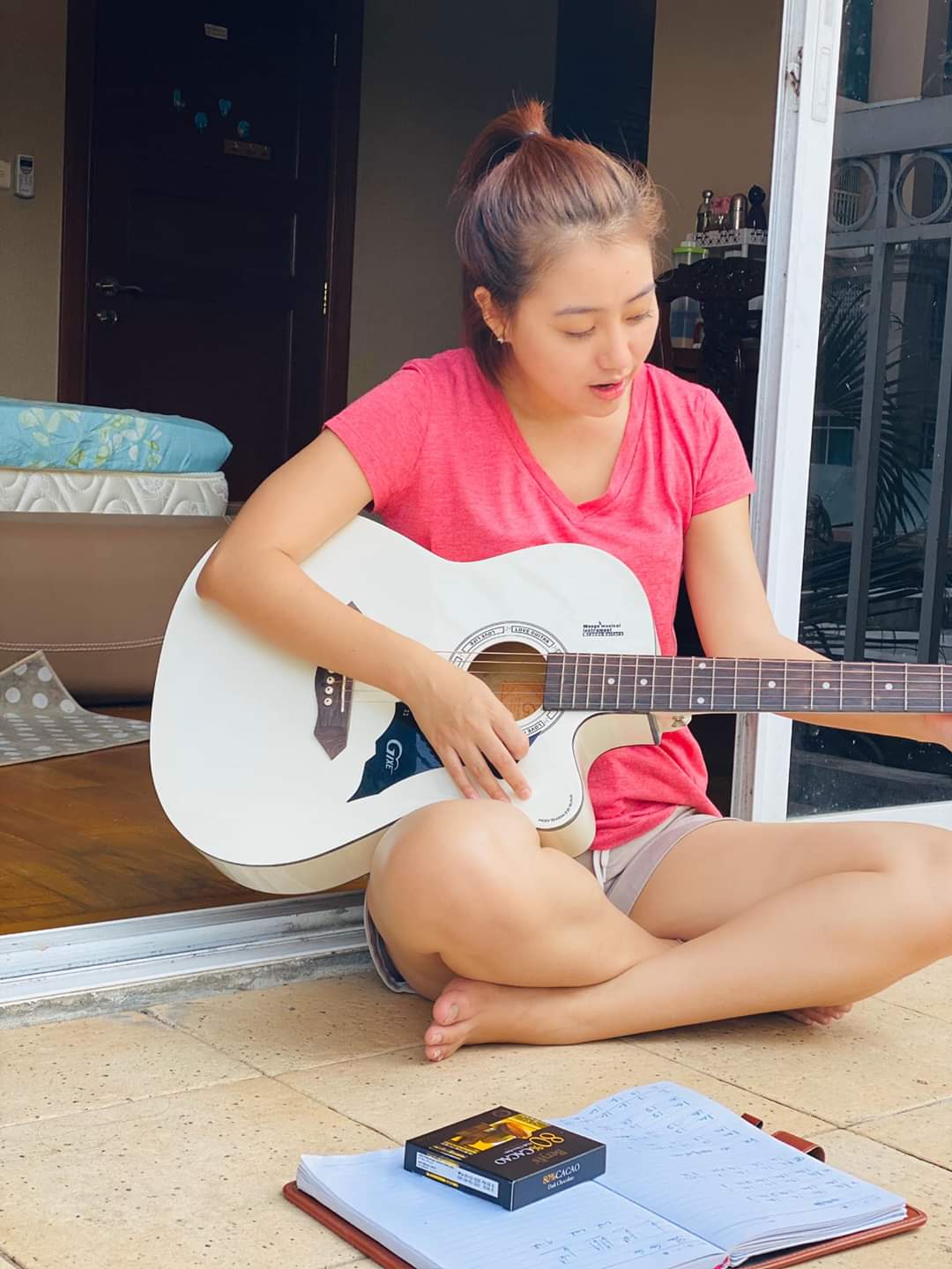 ဂစ်တာလေးတီးကာ အပန်းဖြေအနားယူနေတဲ့ မင်းသမီးလေး ခေးဆက်သွင် - Myanmarload