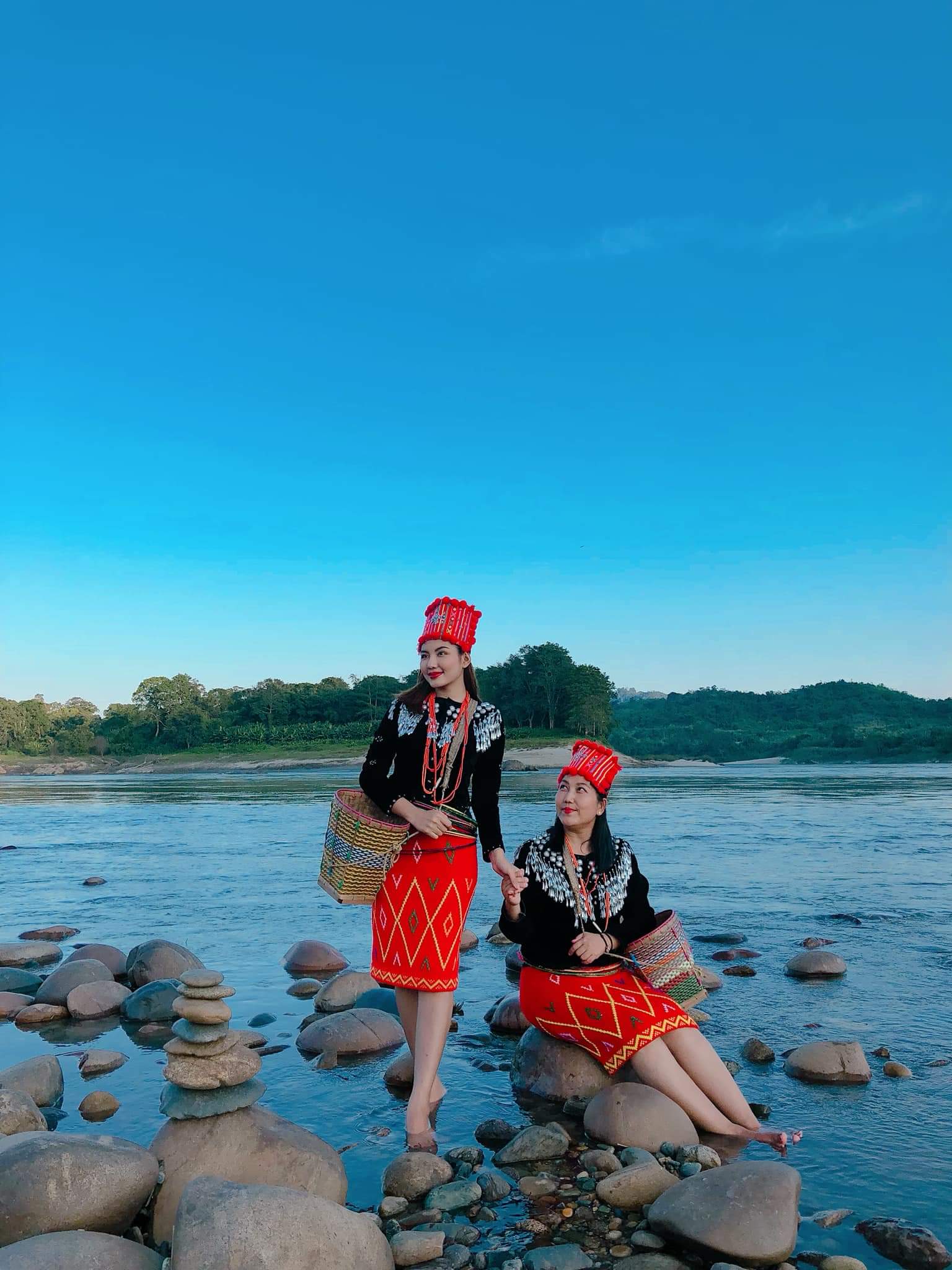 မြစ်ဆုံမှာ ကချင်တိုင်းရင်းသူလေးတွေအဖြစ် ထင်မှားသွားအောင် အမြင်အာရုံတ