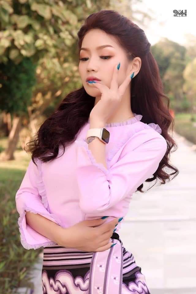 ကျစ်လျစ်လှပတဲ့ခန္ဓာကိုယ်လေးပေါ်လွင်ပြီး မြန်မာဆန်ဆန်၀တ်စုံလေးနဲ့ လှနေတဲ့သဇင်ဦး - Myanmarload